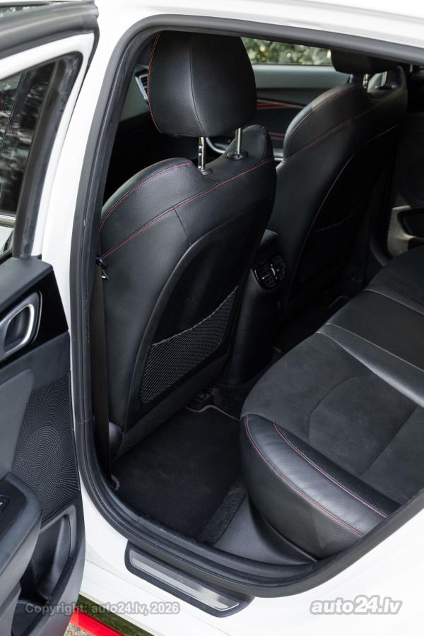 White Kia Ceed 2020 in Tallinn, with an engine capacity of 1.60 L and mileage of 91 thousand km for 20490 €, photo 9 on AUTOMOTO.COM.LV