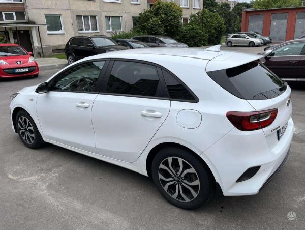 White Kia Ceed 2020 in Vilnius, with an engine capacity of 1.00 L and mileage of 70 thousand km for 10950 €, photo 4 on AUTOMOTO.COM.LV