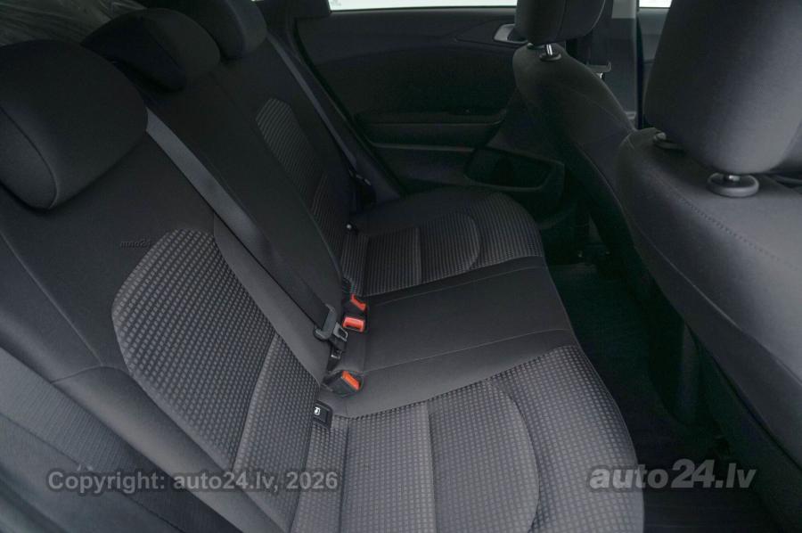 White Kia Ceed 2021 in Tallinn, with an engine capacity of 1.50 L and mileage of 98 thousand km for 14990 €, photo 12 on AUTOMOTO.COM.LV