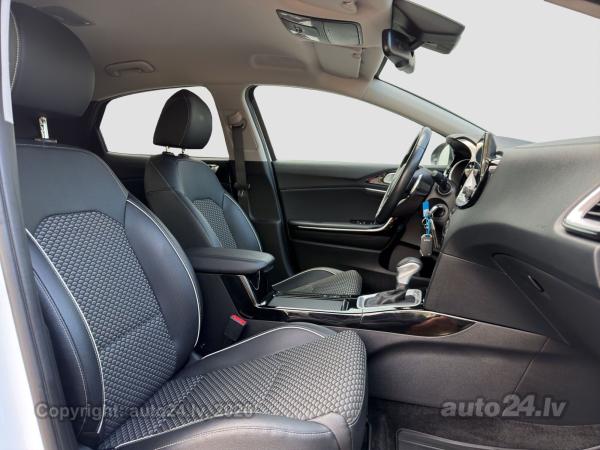 White Kia Ceed 2021 in Parnu, with an engine capacity of 1.50 L and mileage of 77 thousand km for 18850 €, photo 5 on AUTOMOTO.COM.LV
