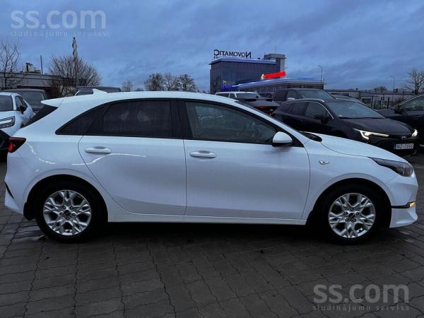 White Kia Ceed 2022 in Riga, with an engine capacity of 1.00 L and mileage of 100 thousand km for 9350 €, photo 7 on AUTOMOTO.COM.LV