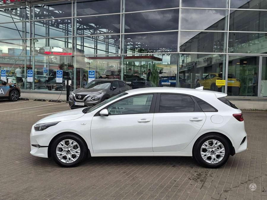 White Kia Ceed 2022 in Vilnius, with an engine capacity of 1.00 L and mileage of 55 thousand km for 13400 €, photo 3 on AUTOMOTO.COM.LV