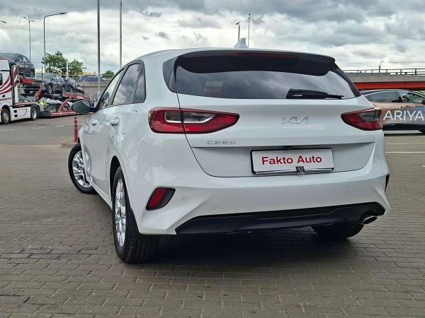 White Kia Ceed 2022 in Vilnius, with an engine capacity of 1.00 L and mileage of 55 thousand km for 13400 €, photo 3 on AUTOMOTO.COM.LV