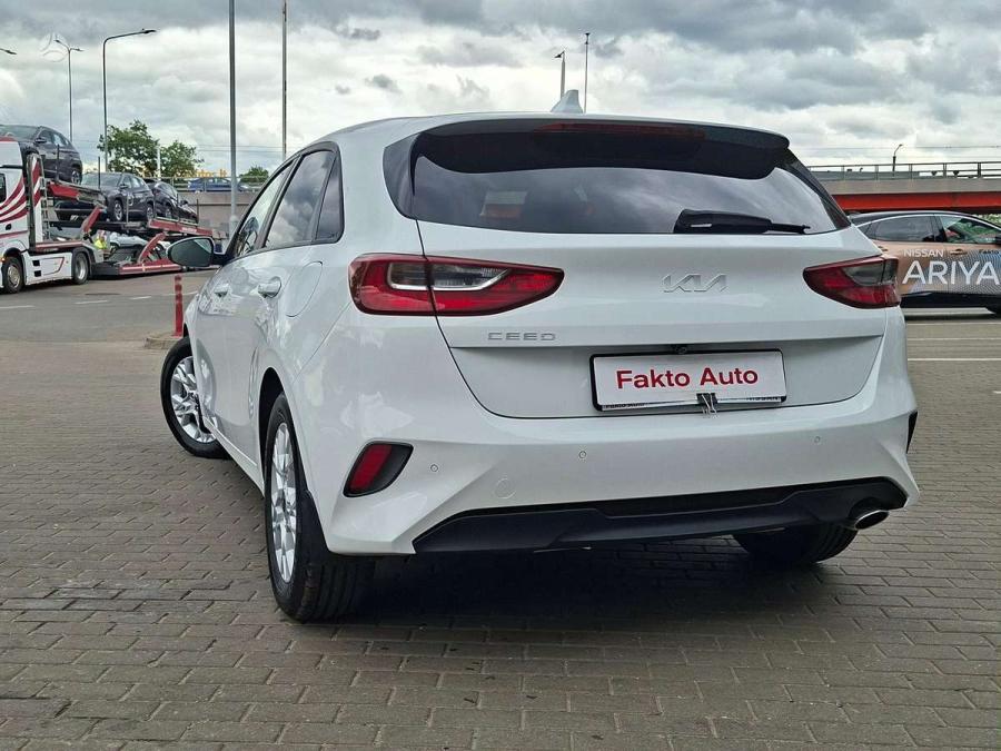 White Kia Ceed 2022 in Vilnius, with an engine capacity of 1.00 L and mileage of 55 thousand km for 13400 €, photo 4 on AUTOMOTO.COM.LV