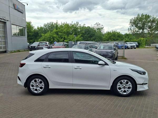 White Kia Ceed 2022 in Vilnius, with an engine capacity of 1.00 L and mileage of 55 thousand km for 13400 €, photo 5 on AUTOMOTO.COM.LV