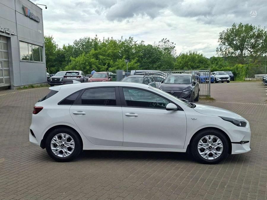 White Kia Ceed 2022 in Vilnius, with an engine capacity of 1.00 L and mileage of 55 thousand km for 13400 €, photo 6 on AUTOMOTO.COM.LV