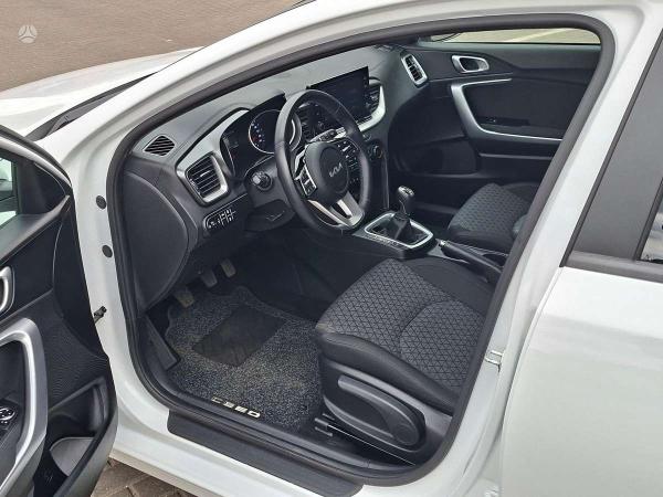 White Kia Ceed 2022 in Vilnius, with an engine capacity of 1.00 L and mileage of 55 thousand km for 13400 €, photo 7 on AUTOMOTO.COM.LV