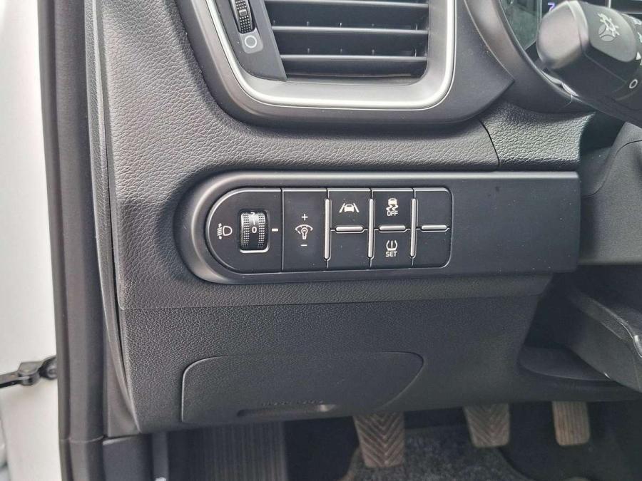 White Kia Ceed 2022 in Vilnius, with an engine capacity of 1.00 L and mileage of 55 thousand km for 13400 €, photo 15 on AUTOMOTO.COM.LV