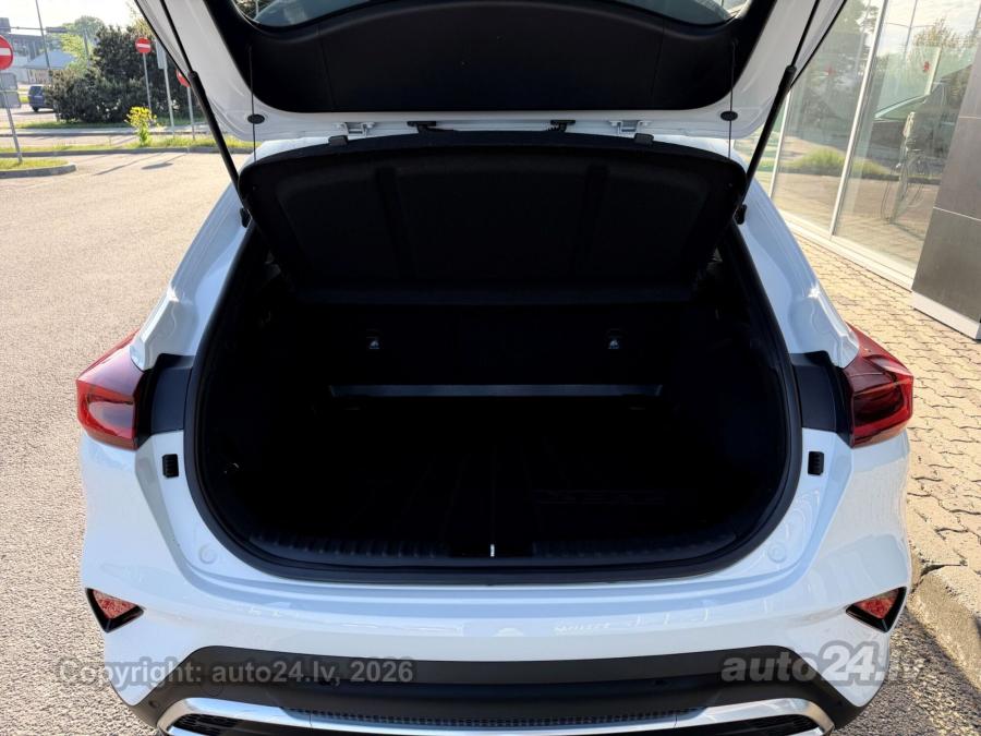 White Kia Ceed 2023 in Tallinn, with an engine capacity of 1.50 L and mileage of 26 thousand km for 19900 €, photo 7 on AUTOMOTO.COM.LV