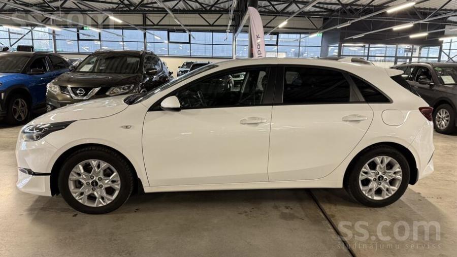 White Kia Ceed 2024 in Riga, with an engine capacity of 1.50 L and mileage of 33 thousand km for 18500 €, photo 2 on AUTOMOTO.COM.LV