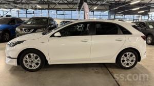 White Kia Ceed 2024 in Riga, with an engine capacity of 1.50 L and mileage of 33 thousand km for 18500 €, photo 3 on AUTOMOTO.COM.LV