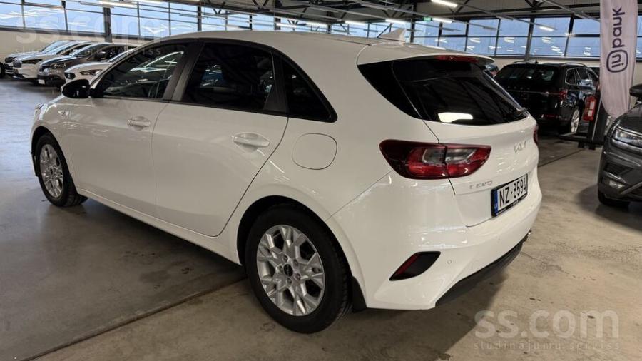 White Kia Ceed 2024 in Riga, with an engine capacity of 1.50 L and mileage of 33 thousand km for 18500 €, photo 4 on AUTOMOTO.COM.LV