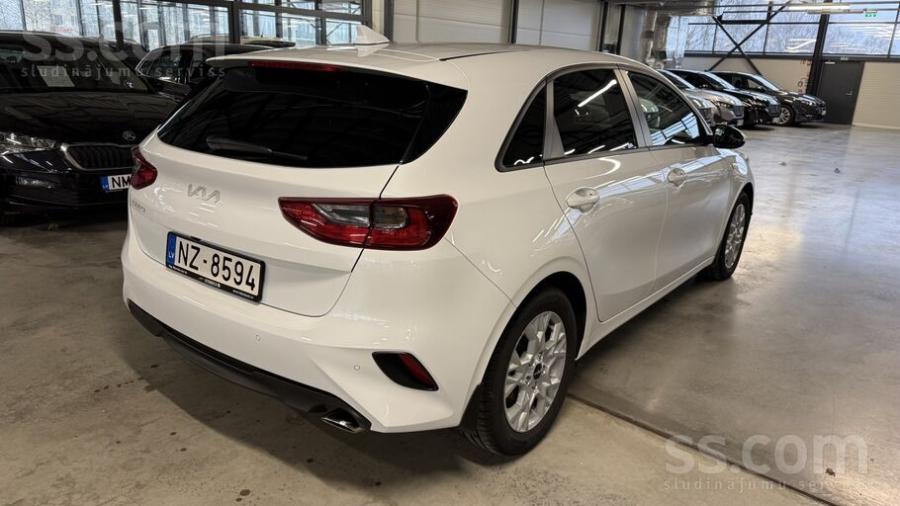 White Kia Ceed 2024 in Riga, with an engine capacity of 1.50 L and mileage of 33 thousand km for 18500 €, photo 5 on AUTOMOTO.COM.LV