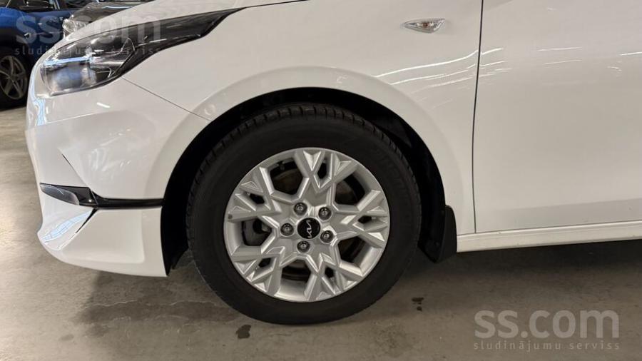 White Kia Ceed 2024 in Riga, with an engine capacity of 1.50 L and mileage of 33 thousand km for 18500 €, photo 8 on AUTOMOTO.COM.LV