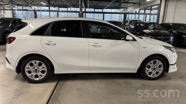White Kia Ceed 2024 in Riga, with an engine capacity of 1.50 L and mileage of 33 thousand km for 18500 €, photo 5 on AUTOMOTO.COM.LV
