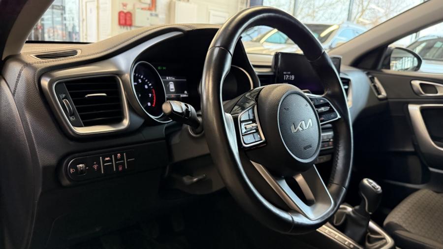 Balts Kia Ceed 2024 Rīga, ar dzinēja tilpumu 1.50 L un nobraukumu 35 tūkst. km par 1850000 €, foto 17 vietnē AUTOMOTO.COM.LV
