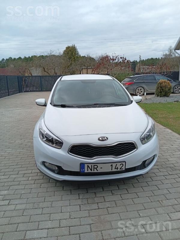 White Kia Ceed 2014 in Daugavpils, with an engine capacity of 1.40 L and mileage of 154 thousand km for 3550 €, photo 5 on AUTOMOTO.COM.LV