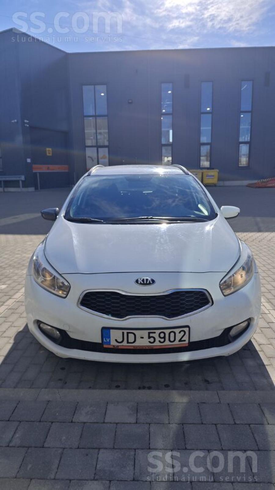 White Kia Ceed 2012 in Riga, with an engine capacity of 1.40 L and mileage of 336 thousand km for 2700 €, photo 3 on AUTOMOTO.COM.LV