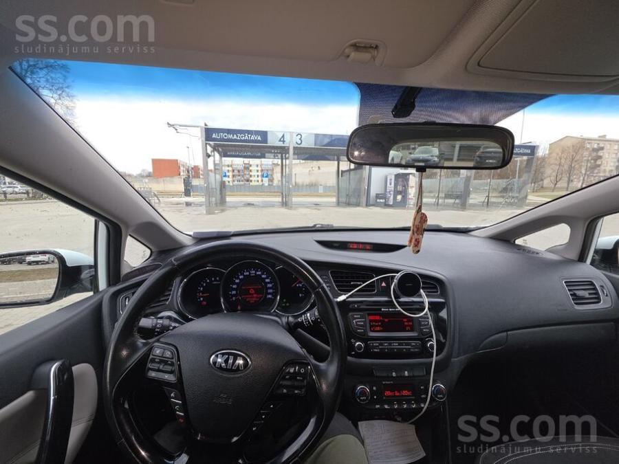 White Kia Ceed 2013 in Rezekne, with an engine capacity of 1.60 L and mileage of 372 thousand km for 2700 €, photo 6 on AUTOMOTO.COM.LV