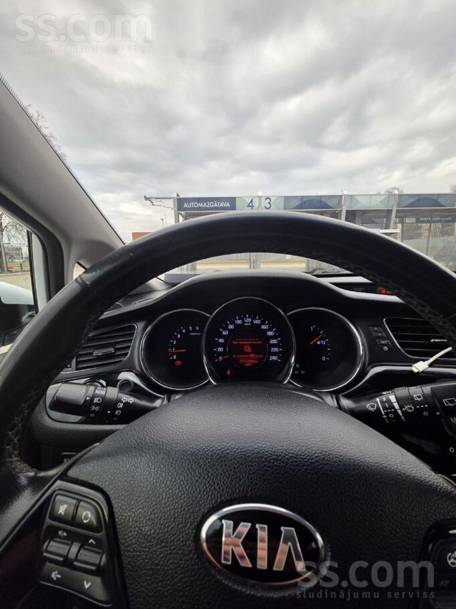 White Kia Ceed 2013 in Rezekne, with an engine capacity of 1.60 L and mileage of 372 thousand km for 2700 €, photo 7 on AUTOMOTO.COM.LV