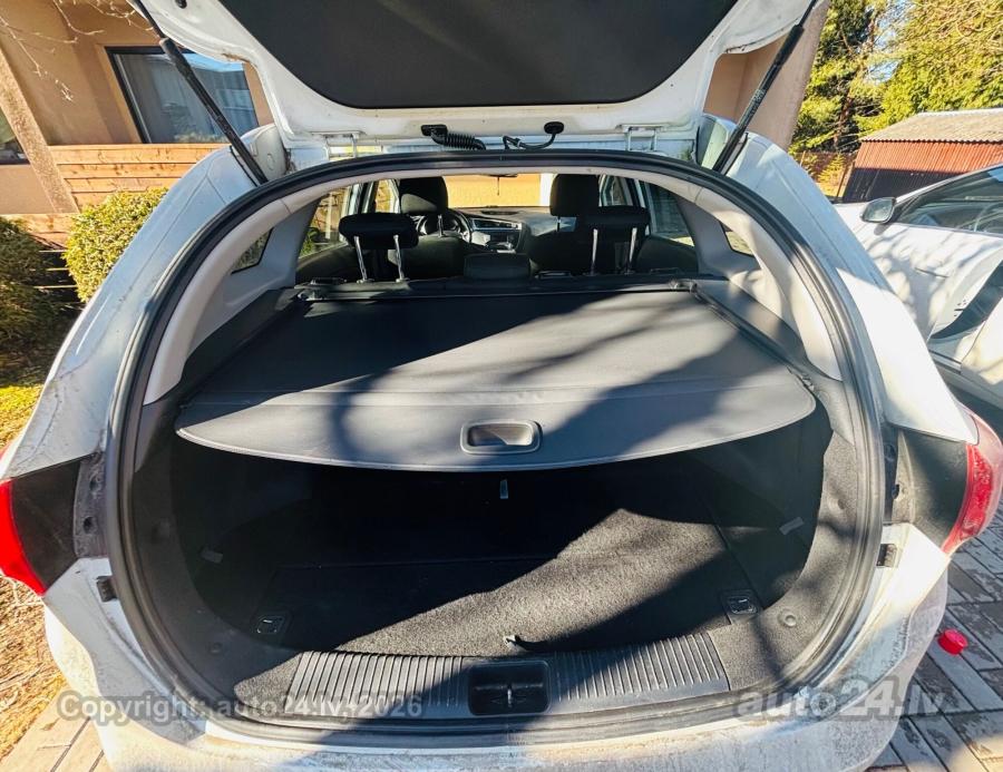 White Kia Ceed 2017 in Rakvere, with an engine capacity of 1.60 L and mileage of 218 thousand km for 6600 €, photo 3 on AUTOMOTO.COM.LV