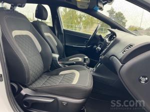 White Kia Ceed 2017 in Rezekne, with an engine capacity of 1.00 L and mileage of 272 thousand km for 7350 €, photo 13 on AUTOMOTO.COM.LV