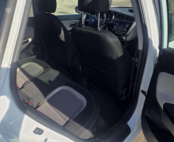 White Kia Ceed 2017 in Marijampole, with an engine capacity of 1.59 L and mileage of 262 thousand km for 4350 €, photo 9 on AUTOMOTO.COM.LV