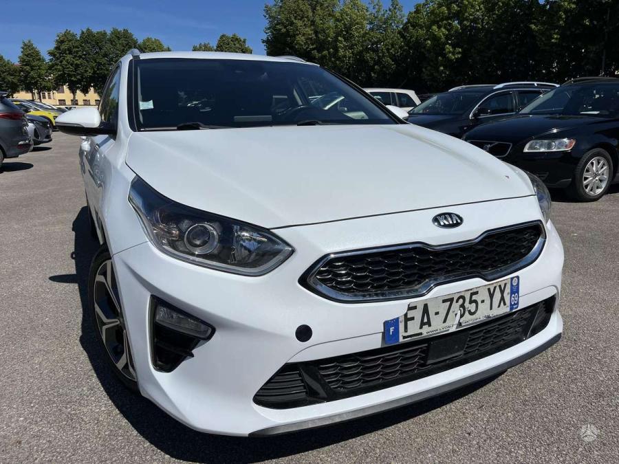 White Kia Ceed 2018 in Taurage, with an engine capacity of 1.00 L and mileage of 141 thousand km for 5000 €, photo 1 on AUTOMOTO.COM.LV