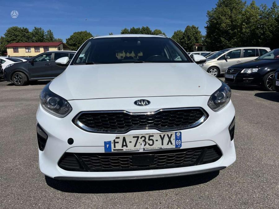 White Kia Ceed 2018 in Taurage, with an engine capacity of 1.00 L and mileage of 141 thousand km for 5000 €, photo 3 on AUTOMOTO.COM.LV