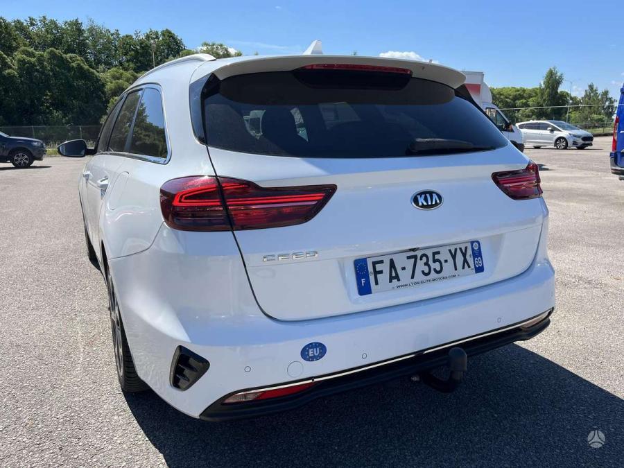 White Kia Ceed 2018 in Taurage, with an engine capacity of 1.00 L and mileage of 141 thousand km for 5000 €, photo 6 on AUTOMOTO.COM.LV
