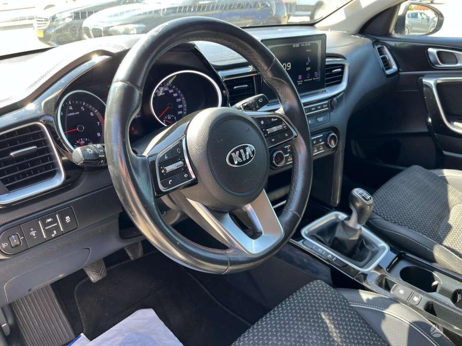 White Kia Ceed 2018 in Taurage, with an engine capacity of 1.00 L and mileage of 141 thousand km for 5000 €, photo 11 on AUTOMOTO.COM.LV