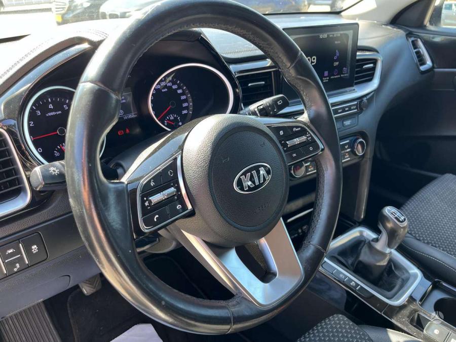 White Kia Ceed 2018 in Taurage, with an engine capacity of 1.00 L and mileage of 141 thousand km for 5000 €, photo 12 on AUTOMOTO.COM.LV