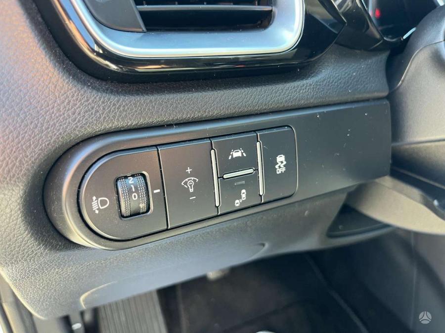 White Kia Ceed 2018 in Taurage, with an engine capacity of 1.00 L and mileage of 141 thousand km for 5000 €, photo 17 on AUTOMOTO.COM.LV