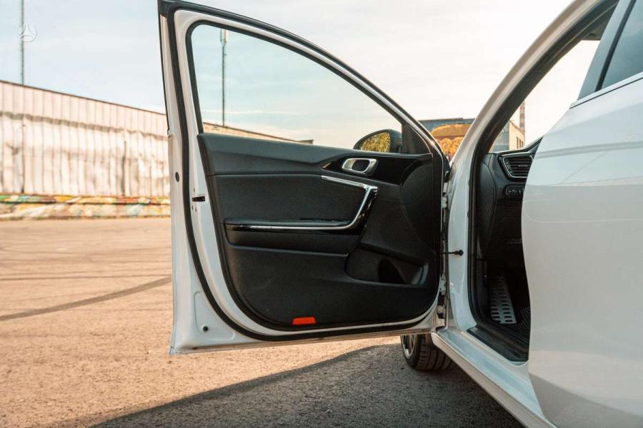 White Kia Ceed 2019 in Klaipeda, with an engine capacity of 1.40 L and mileage of 124 thousand km for 14700 €, photo 34 on AUTOMOTO.COM.LV