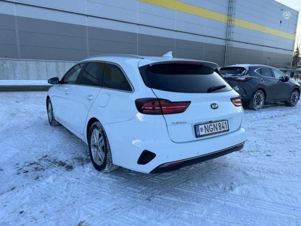 White Kia Ceed 2020 in Vilnius, with an engine capacity of 1.60 L and mileage of 217 thousand km for 9800 €, photo 4 on AUTOMOTO.COM.LV
