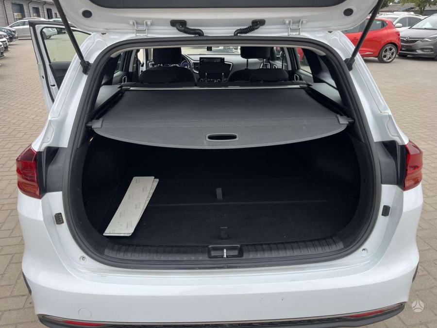 White Kia Ceed 2020 in Taurage, with an engine capacity of 1.60 L and mileage of 250 thousand km for 7900 €, photo 18 on AUTOMOTO.COM.LV