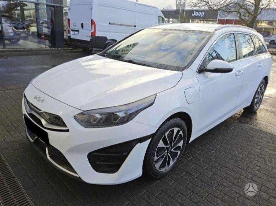 White Kia Ceed 2021 in Vilnius, with an engine capacity of 1.58 L and mileage of 187 thousand km for 13800 €, photo 1 on AUTOMOTO.COM.LV