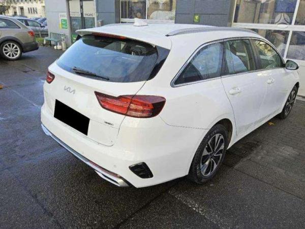 White Kia Ceed 2021 in Vilnius, with an engine capacity of 1.58 L and mileage of 187 thousand km for 13800 €, photo 2 on AUTOMOTO.COM.LV