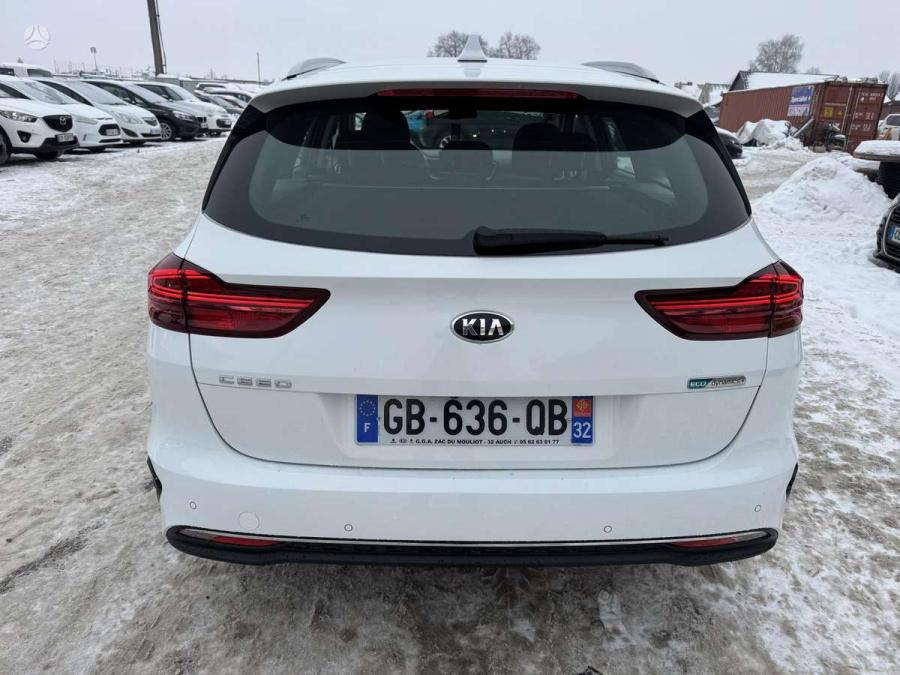 White Kia Ceed 2021 in Taurage, with an engine capacity of 1.60 L and mileage of 237 thousand km for 7900 €, photo 5 on AUTOMOTO.COM.LV