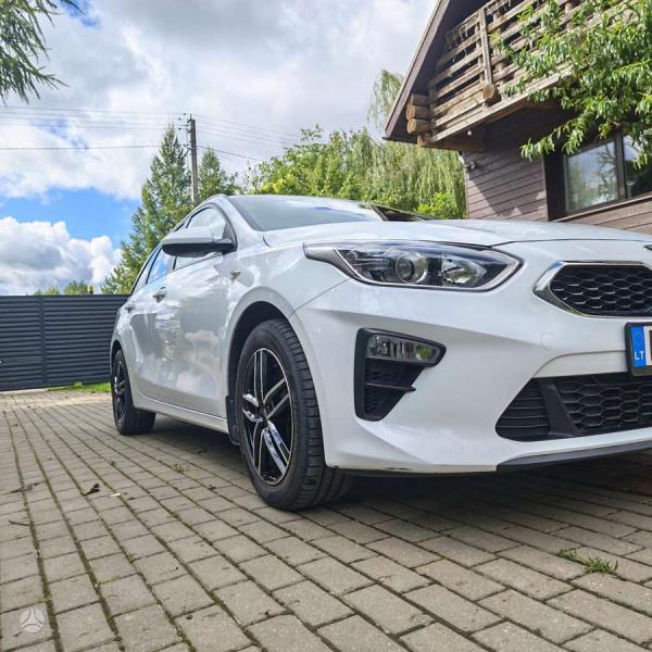 White Kia Ceed 2021 in Vilnius, with an engine capacity of 1.48 L and mileage of 67 thousand km for 14444 €, photo 3 on AUTOMOTO.COM.LV