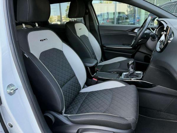 White Kia Ceed 2021 in Kaunas, with an engine capacity of 1.00 L and mileage of 207 thousand km for 9500 €, photo 10 on AUTOMOTO.COM.LV