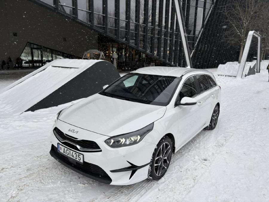 White Kia Ceed 2022 in Vilnius, with an engine capacity of 1.48 L and mileage of 152 thousand km for 13600 €, photo 1 on AUTOMOTO.COM.LV