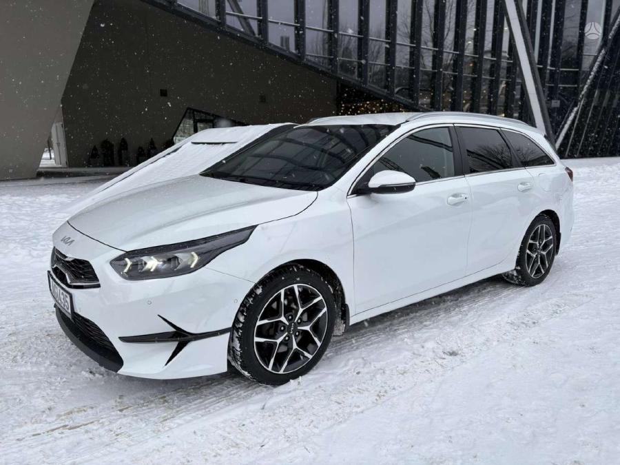White Kia Ceed 2022 in Vilnius, with an engine capacity of 1.48 L and mileage of 152 thousand km for 13600 €, photo 2 on AUTOMOTO.COM.LV