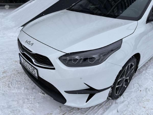White Kia Ceed 2022 in Vilnius, with an engine capacity of 1.48 L and mileage of 152 thousand km for 13600 €, photo 3 on AUTOMOTO.COM.LV