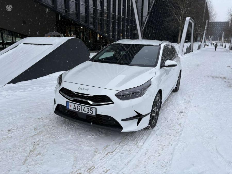 White Kia Ceed 2022 in Vilnius, with an engine capacity of 1.48 L and mileage of 152 thousand km for 13600 €, photo 4 on AUTOMOTO.COM.LV