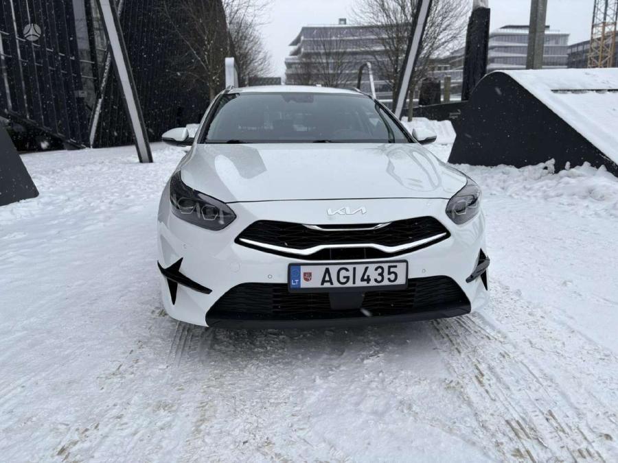 White Kia Ceed 2022 in Vilnius, with an engine capacity of 1.48 L and mileage of 152 thousand km for 13600 €, photo 5 on AUTOMOTO.COM.LV