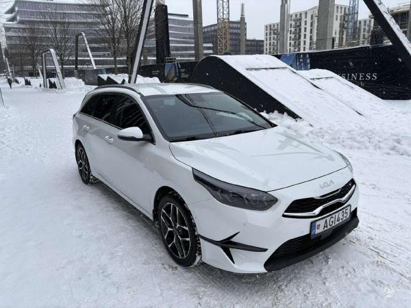 White Kia Ceed 2022 in Vilnius, with an engine capacity of 1.48 L and mileage of 152 thousand km for 13600 €, photo 6 on AUTOMOTO.COM.LV