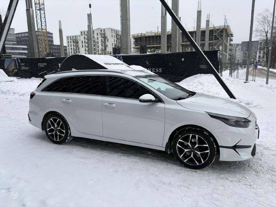 White Kia Ceed 2022 in Vilnius, with an engine capacity of 1.48 L and mileage of 152 thousand km for 13600 €, photo 7 on AUTOMOTO.COM.LV