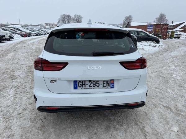 White Kia Ceed 2022 in Taurage, with an engine capacity of 1.60 L and mileage of 238 thousand km for 8900 €, photo 5 on AUTOMOTO.COM.LV