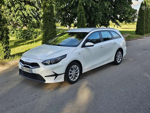White Kia Ceed 2022 in Taurage, with an engine capacity of 1.60 L and mileage of 250 thousand km for 9000 €, photo 4 on AUTOMOTO.COM.LV